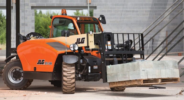 How to Maintain the Attachment and Hydraulic System on a Tool Carrier