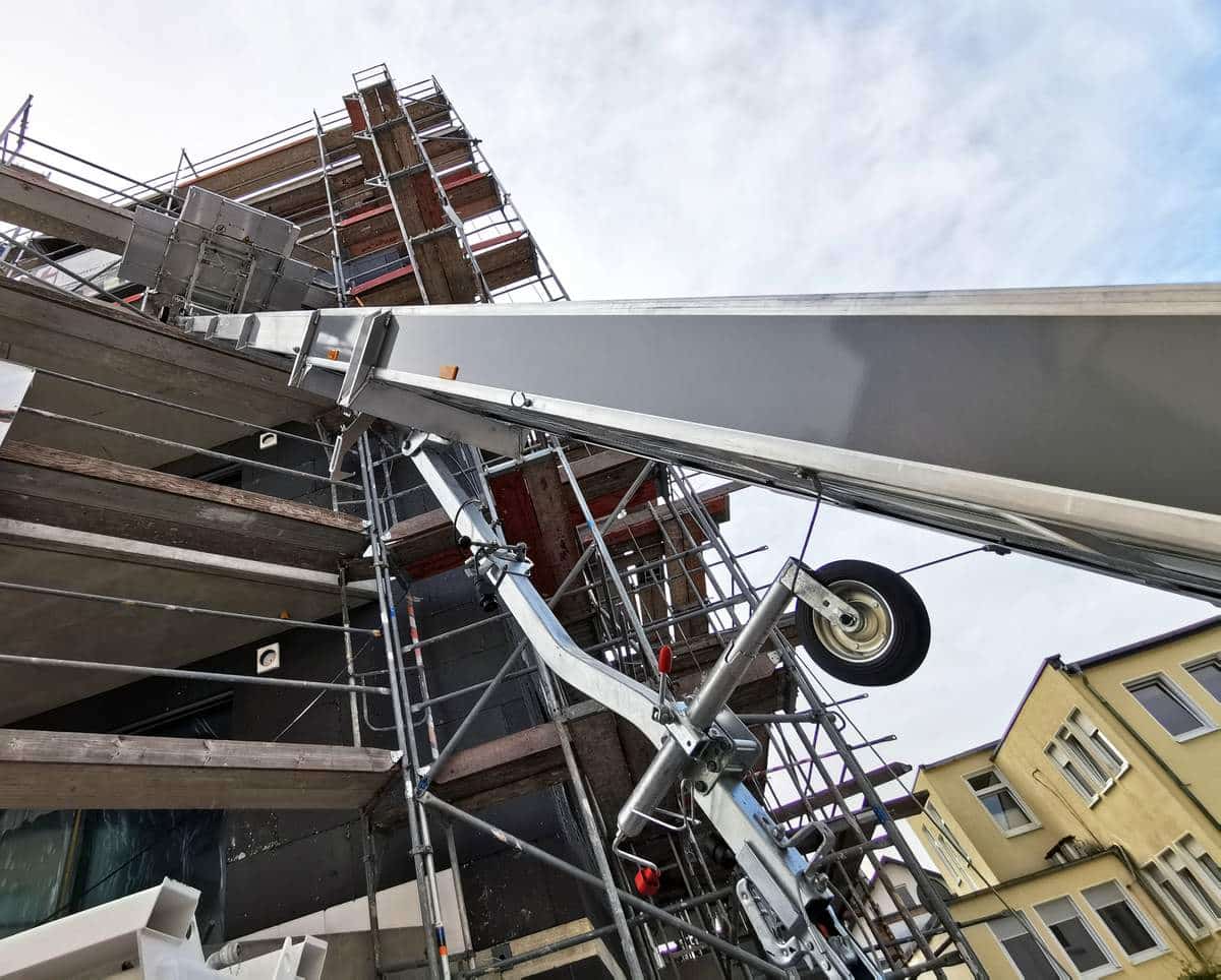 This Little Trailer Lift from Germany Is Pretty Rad (Lifts 68 ft, Great ...