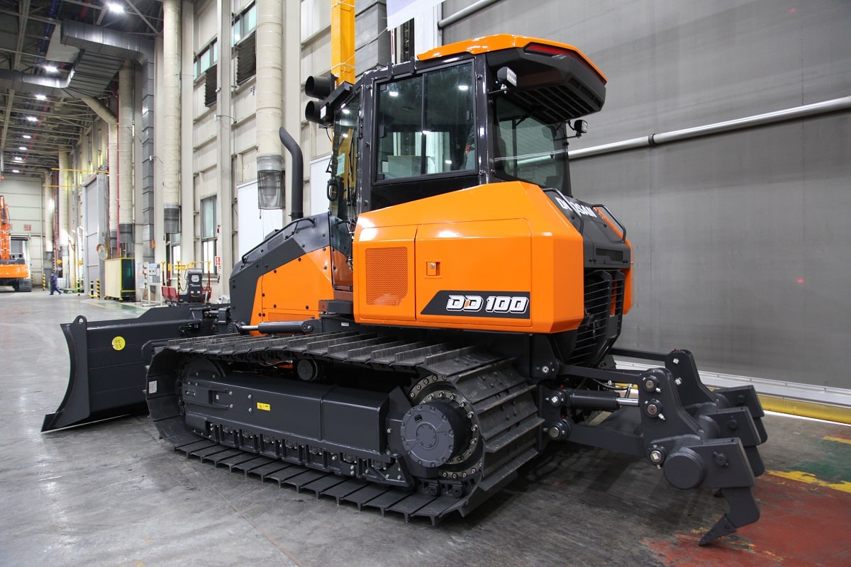 Doosan Manufactures its First DD100 Dozer for the North American Market ...