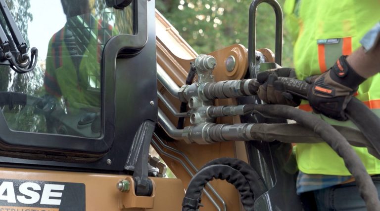 How Does a Skid Steer/Track Loader’s Hydraulic System Work? We Explain ...