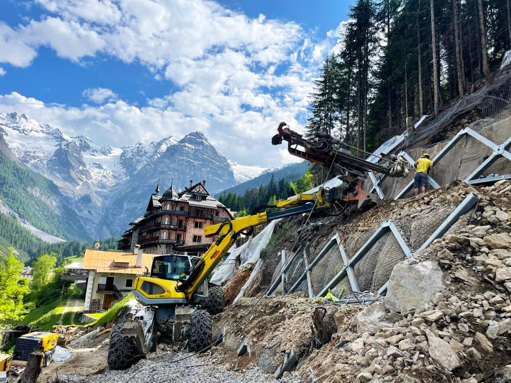 Dig Menzi Muck's 'Walking Spider Excavator' Demo at The Utility Expo ...