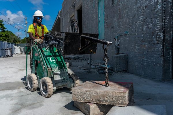 Cratos Electric Loaders Are the Original Battery-Powered Stand-On