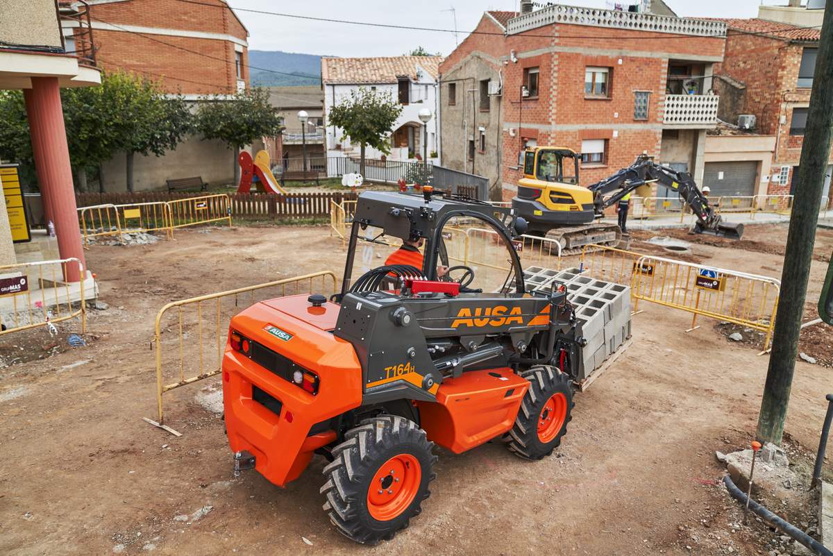 Q&A: AUSA’s Alberto Ortega Talks the Compact Telehandler Market