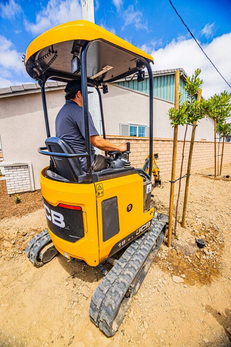 Mini Excavators with Retractable/Expandable Undercarriages