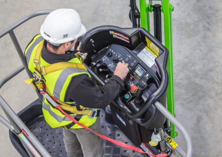 JLG Introduces New Scissor Lifts, Showcases Operator Training Simulator ...